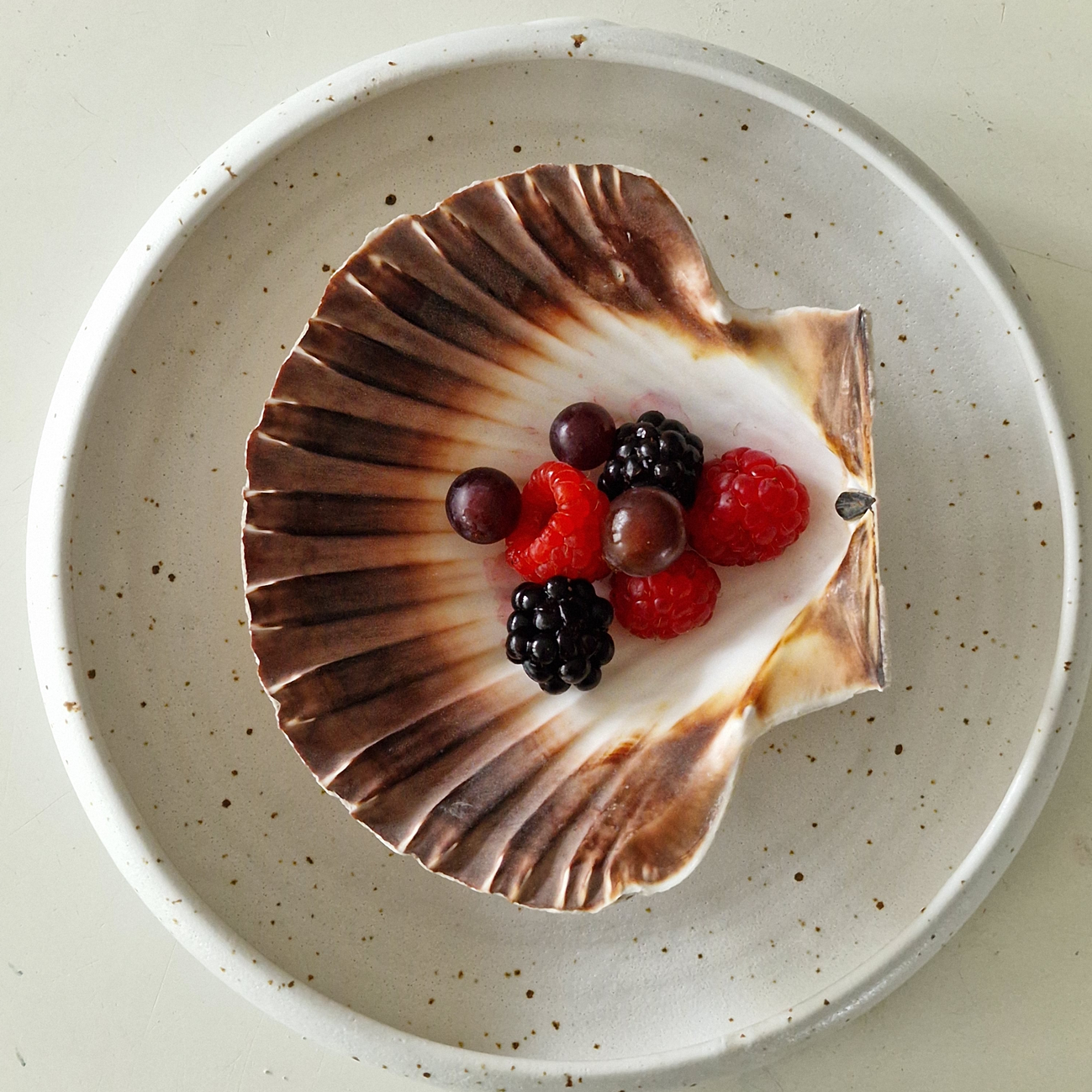 RUNDAD ASSIETT MATT LAVA - vastergarden